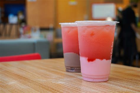 다이어트 건강한 음식과 영양 핑크 과일 스무디 플라스틱 컵에 체리 밀크 쉐이크 요구르트 푸딩을 얹은 딸기 밀크 쉐이크 0명에 대한 스톡 사진 및 기타 이미지 Istock