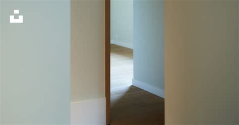 딱딱한 나무 바닥과 흰 벽이 있는 빈 방 사진 Unsplash의 무료 안데르마트 이미지