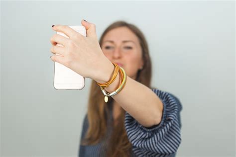 중진공상태 슛 인물사진 젊은 여자 금발 하고 셀프샷 포토서제스트 20 29세에 대한 스톡 사진 및 기타 이미지 20 29세 곁눈질 고요한 장면 Istock