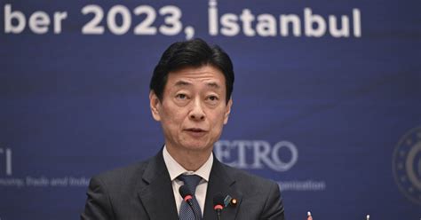 総理への道が潰えた「西村前経産相」に起きた「さらなる異変」黒ビキニ秘書をクビにできないワケ（週刊現代） 現代ビジネス 講談社