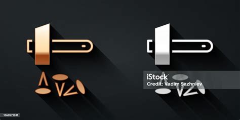 검은 색 배경에 고립 된 예수 그리스도 아이콘의 금과 은 십자가 망치와 오래된 손톱 성금요일 예수 그리스도의 열정 긴 그림자 스타일 벡터 가루로 빻은에 대한 스톡 벡터 아트