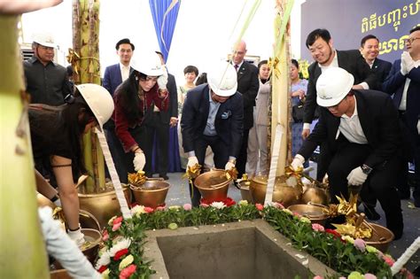 អ្នកឧកញ៉ា គិត ម៉េង ដឹកដៃភរិយា និងកូនៗ បើកការដ្ឋានសង់អាគារ រ៉ូយ៉ាល់ គ្រុប តម្លៃ ៤៥៦លានដុល្លារ