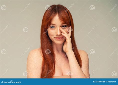 Mujer Pelirroja Natural Con Cara De Belleza Y Pecas Cuidado Facial