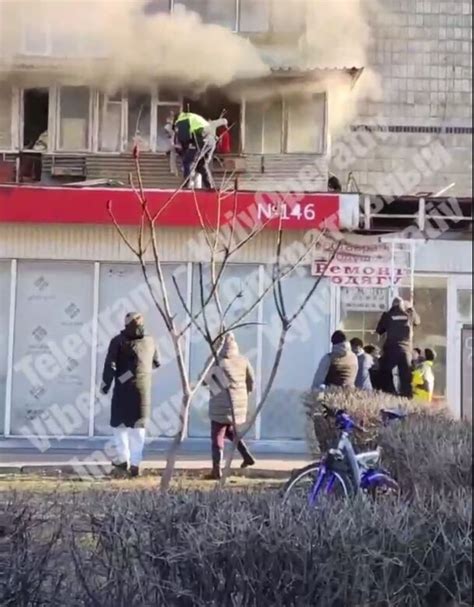 Пожежа на вулиці Кирилівській у Києві співробітник Нової пошти врятував жінку в палаючій