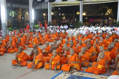 ท่านพระครูภาวนาธรรมากร เจ้าอาวาสวัดบ้านกุ่ม ให้โอวาทแก่สามเณรบวชใหม่จำนวน ๑๔๔รูป ก่อนจะร่วมฟัง