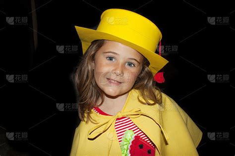 穿着盛装参加游行的小女孩