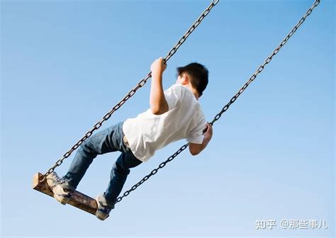 没人推没人拉 秋千为什么能越荡越高 知乎