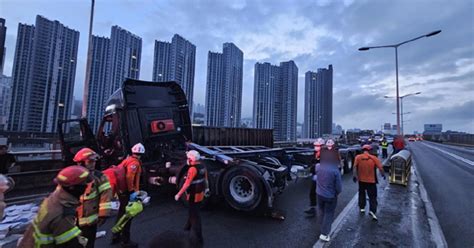 새벽 빗길에 미끄러진 트레일러 중앙분리대 들이받아