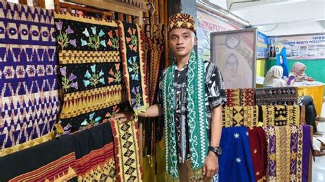 Kain Tapis Sekelik Pringsewu Karya Lilik Basuki Pernah Dilirik Desainer