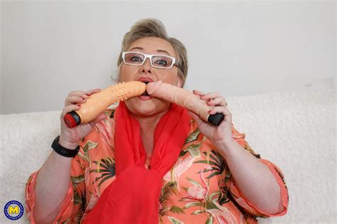 Naughty Fat Babe Jolanka Showing Her Skills On Sex Toys Photos