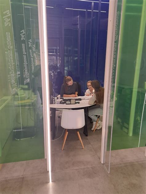 Комерцијална банка АД Скопје Еден ден во училиште средношколци од Скопје заменија со работа во