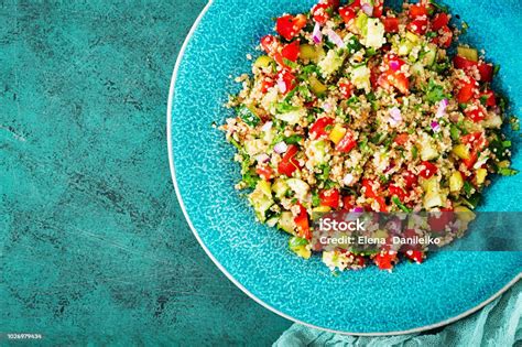 노아 Arugula 달콤한 고추 토마토와 어두운 배경에 그릇에 오이 샐러드 건강 다이어트 해독 음식과 채식 개념 타불러 샐러드입니다 최고의 볼 수 있습니다 평면 배치 건강한