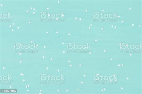 나무 청록색 배경에 작은 은색 색종이 별에 대한 상단보기 휴일의 계절의 개념 12월에 대한 스톡 사진 및 기타 이미지 12월 개념 겨울 Istock