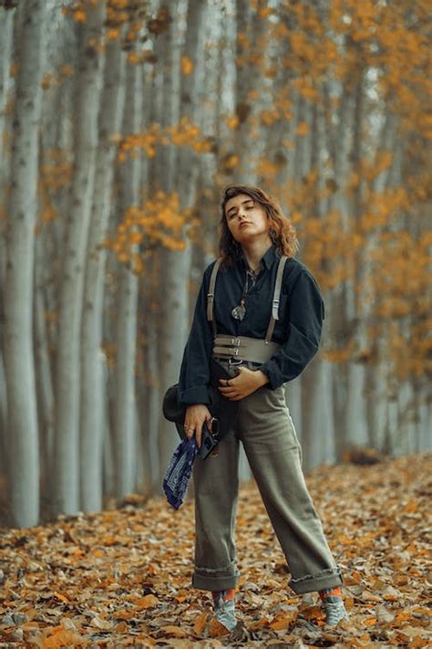 가을 가을 숲 가을 패션 가을의 분위기 가죽 벨트 갈색 머리 감은 눈 검은 모자 검은 색 긴 소매 경치 좋은 위치 계절 전환 계절별 스타일 나무 줄기