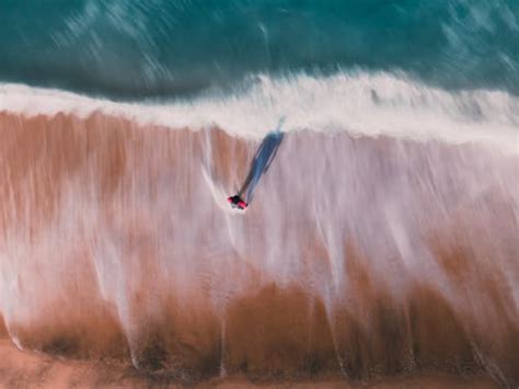 호수 근처에 서있는 사람 · 무료 스톡 사진