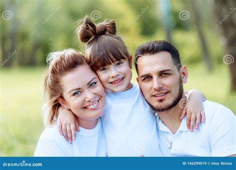 Gl Ckliches Familienkonzept Junge Mutter Und Vater Mit Ihrer Tochter Im Park Stockbild Bild