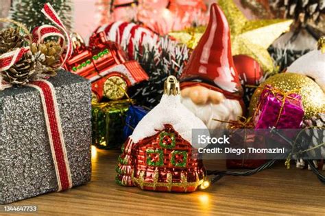 크리스마스 장식 나무 테이블 빨간색 은색과 금공 선물 상자 조명 산타 클로스 파네톤 크리스마스 트리 및 기타 선택적 초점 겨울에 대한 스톡 사진 및 기타 이미지 Istock