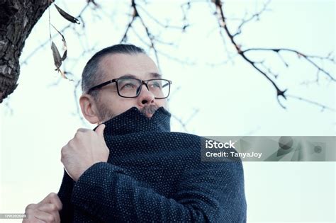 추운 날씨에 코트 칼라로 얼굴을 덮는 안경을 쓴 수염 난 중년 남자의 초상화 40 49세에 대한 스톡 사진 및 기타 이미지 40 49세 45 49세 가을 Istock