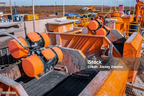 해양 석유 굴착 장치의 셰일 셰이커 셰일 셰이커 스크린 클로즈업 뷰와 드릴 절단 흐름 오일 베이스 진흙 가솔린에 대한 스톡 사진 및 기타 이미지 Istock