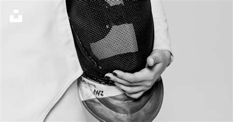 방 안에서 검은 마스크를 들고 흰색 펜싱 슈트를 입은 사람 사진 Unsplash의 무료 스포츠 이미지