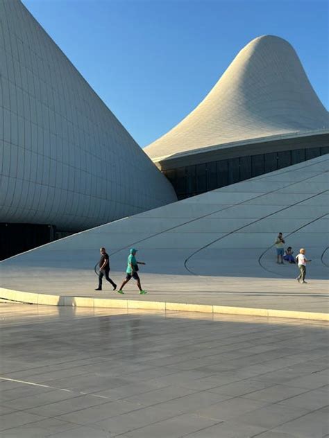 집 밖의 건물 외장 건축 대칭 건축 랜드마크 건축 애호가 건축적 경이 곡선 아키텍처 곡선형 디자인 공공 장소 관광 명소 관광지 구조 설계 구조적