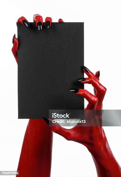 할로윈 테마 검은색과 붉은 악마 손 손톱 흰색 배경에 빈 블랙 카드를 들고 계약서에 대한 스톡 사진 및 기타 이미지 계약서