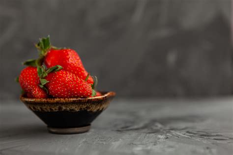 잘 익은 빨간 딸기 육즙이 잘 익은 붉은 딸기로 채워진 그릇 회색 콘크리트 테이블에 딸기 신선한 딸기 사진 Ðoncept 건강 식품 0명에 대한 스톡 사진 및 기타 이미지