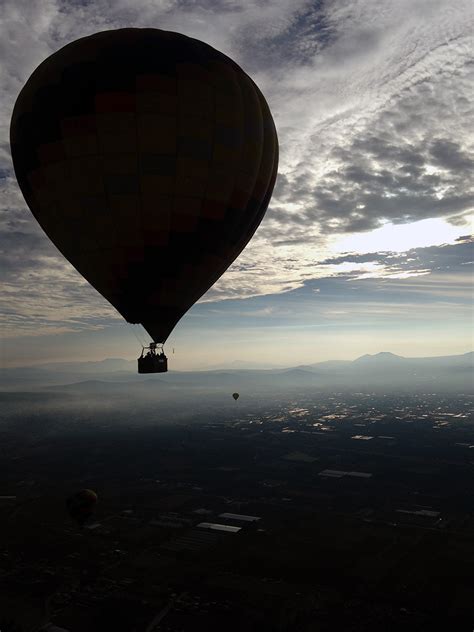 Безплатна снимка крило облак небе слънчева светлина балон с горещ въздух самолет