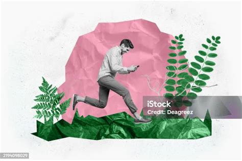 흥분 된 검은 흰색 색상 미니 남자 실행 스마트 폰 큰 비행기 잎 종이 배경에 고립 된 콜라주 사진 25 29세에 대한 스톡 사진 및 기타 이미지 Istock