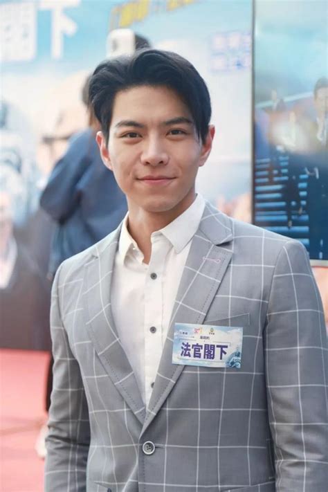 Tvb兩小生是同母異父兄弟 為母驚喜慶生網友大讚：媽媽像姐姐！ 每日頭條