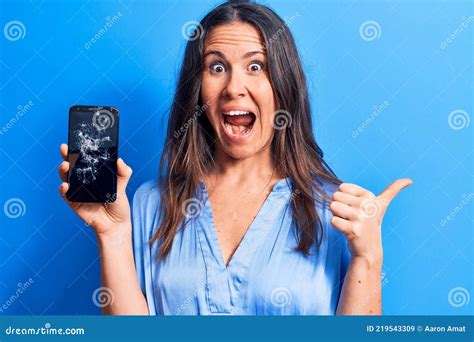 Jovem Morena Segurando Smartphone Quebrado Mostrando Tela Rachada