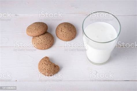 4개의 쿠키와 나무 흰색 테이블에 요구르트가 있는 유리의 최고 전망 0명에 대한 스톡 사진 및 기타 이미지 0명 건강한