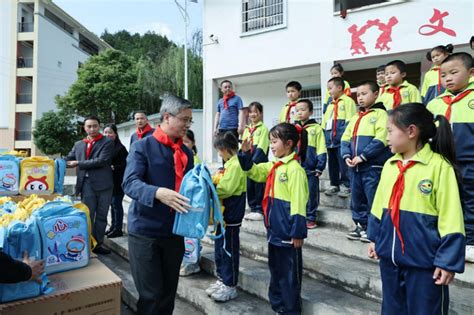 小包裹 大愛心集團發放3000餘個愛心包裹助力孩子放飛童年夢想 中國建投 遠見成就未來 小包 裹 大 愛心 集團 發放 3000