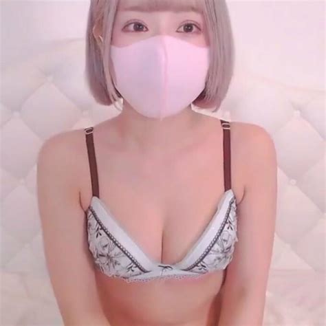 無修正ライブチャット 可愛い下着のアッシュボブ髪素人女子が裸パイパンM字姿になってオマンコクパァ玩具オナニー思わず潮噴き後半より過激に