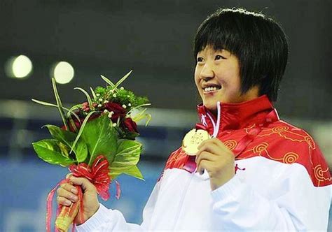 北京体育大学学生在2011女子摔跤团体世界杯上夺得冠军国家体育总局