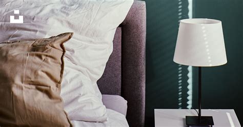 침대에 흰색 베개 사진 Unsplash의 무료 회색 이미지