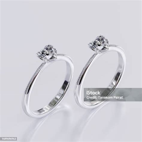 화이트 골드 결혼 반지 보석 디자인의 3d 렌더링은 발렌타인 데이를 위한 스튜디오 조명 선물에서 흰색 배경에 하트 모양의 다이아몬드가 있습니다 0명에 대한 스톡 사진 및