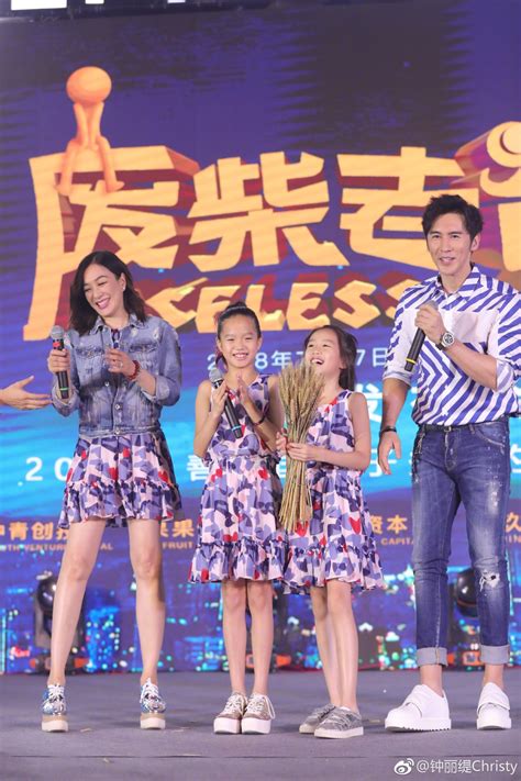 Hai cô con gái riêng của Quả bom sex gốc Việt Chung Lệ Đề thân thiết bên bố dượng trong ngày