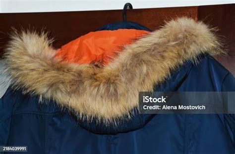 후드와 모피가 있는 남성 재킷 겨울 따뜻한 옷 옷장 디자인의 배경입니다 갈색 머리에 대한 스톡 사진 및 기타 이미지 갈색 머리 겨울 남성 Istock