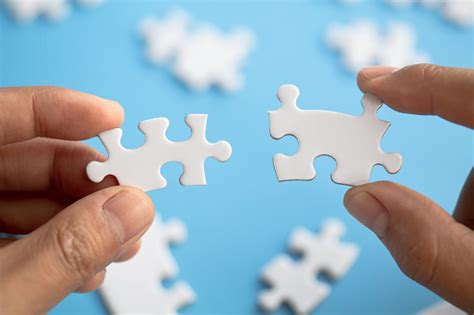비즈니스 여자는 커플 퍼즐 조각을 연결하려고합니다 연결 및 연결의 기호입니다 비즈니스 전략의 개념 2명에 대한 스톡 사진 및 기타 이미지 Istock