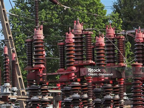 야외에서 작은 전기 변압기 역 세라믹 절연체 그리고 높은 전압 전선입니다 전원 라인입니다 전기 네트워크입니다 생산 보증의 전략적 개체입니다 0명에 대한 스톡 사진 및 기타