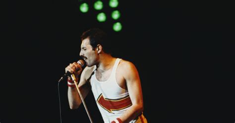 ‘퀸 프레디 머큐리 “친구 아내와 불륜 숨겨진 딸 있었다”[해외이슈]