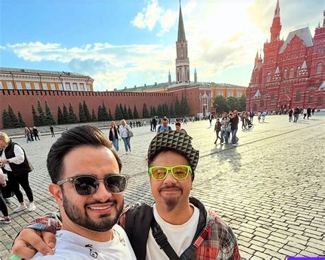 علی صادقی در میدان سرخ مسکو کنار این رپر معروف چه می کند؟ عکس