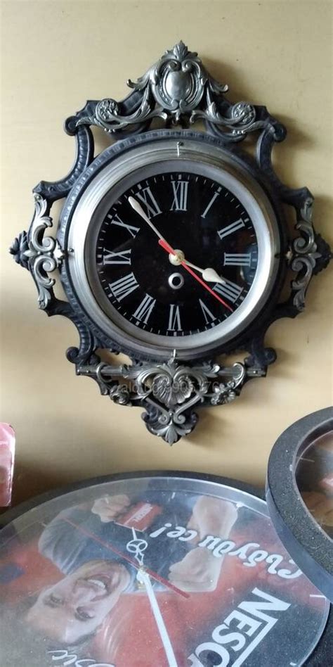 стенен часовник с инкрустации Аксесоари Бяла Стенен часовник с немски произход с много