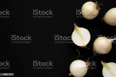 검은 배경 상단보기에 원시 흰색 양파 평면 누워 오버 헤드 위에서 공간을 복사합니다 건강한 식생활에 대한 스톡 사진 및 기타 이미지 Istock