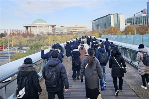 [속보]탄핵집회 인파 몰려 9호선 국회의사당역·여의도역 무정차 통과 중