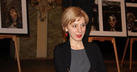 ხელოვნების მუზეუმის მმართველი ბრძანების თანახმად გადაყვანილი ვარ ლაბორანტის პოზიციაზე ტაბულა