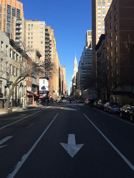 Premium Photo Road Passing Through City