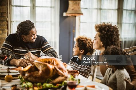 행복 한 검은 가족 식탁에서 추수 감사절 식사를 하는 동안 이야기 가정 생활에 대한 스톡 사진 및 기타 이미지 가정 생활 가족 공휴일 Istock