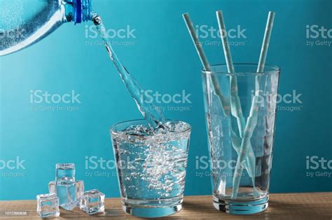 테이블에는 두 잔과 얼음 조각 물 병에서 따른다 파란색 배경에 유리에 개념 0명에 대한 스톡 사진 및 기타 이미지 0명 건강한 식생활 광물질 Istock